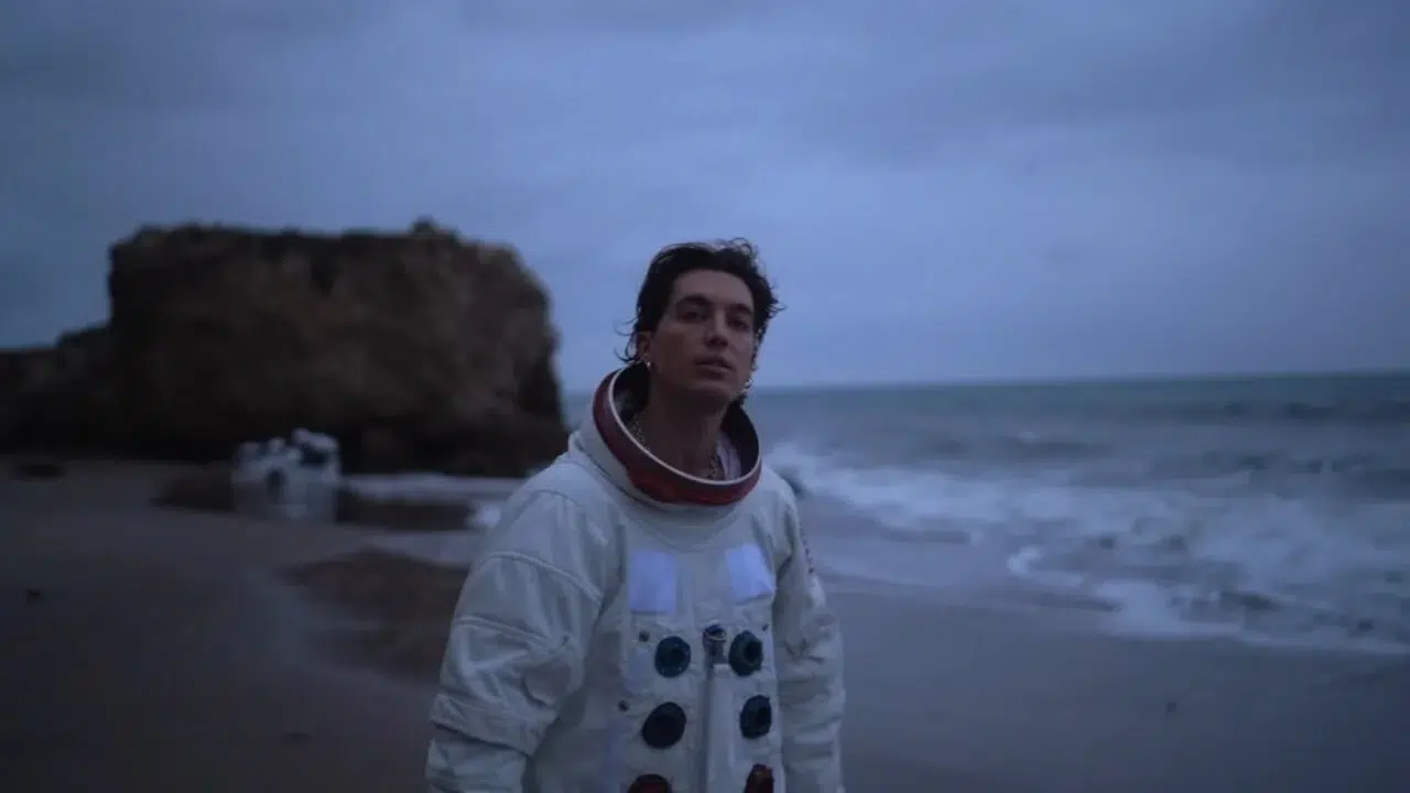 Lirik Terjemahan dan Makna Lagu Alonica dari LANY