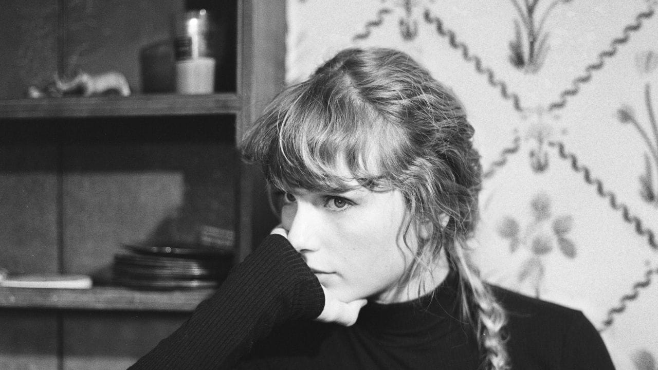 Lirik Terjemahan dan Makna Lagu right where you left me dari Taylor Swift